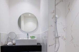 Quarto standard | Banheiro | Chuveiro com efeito de chuva, secador de cabelo, roupões de banho 