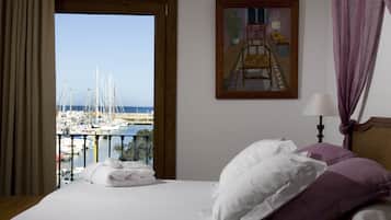 Junior Suite Deluxe room harbor view | 1 quarto, minibar, cofre no quarto, com decoração personalizada