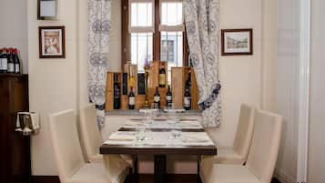 Pequenos-almoços, almoços, jantares servidos, cozinha mediterrânica