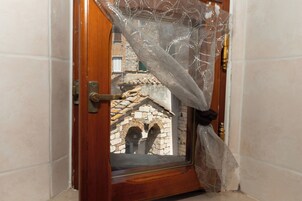 Quarto solteiro | Frigobar, cofres nos quartos, individualmente mobiliados, escrivaninha