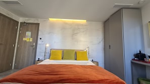 Quarto clássico | Frigobar, cofres nos quartos, escrivaninha, quartos à prova de som