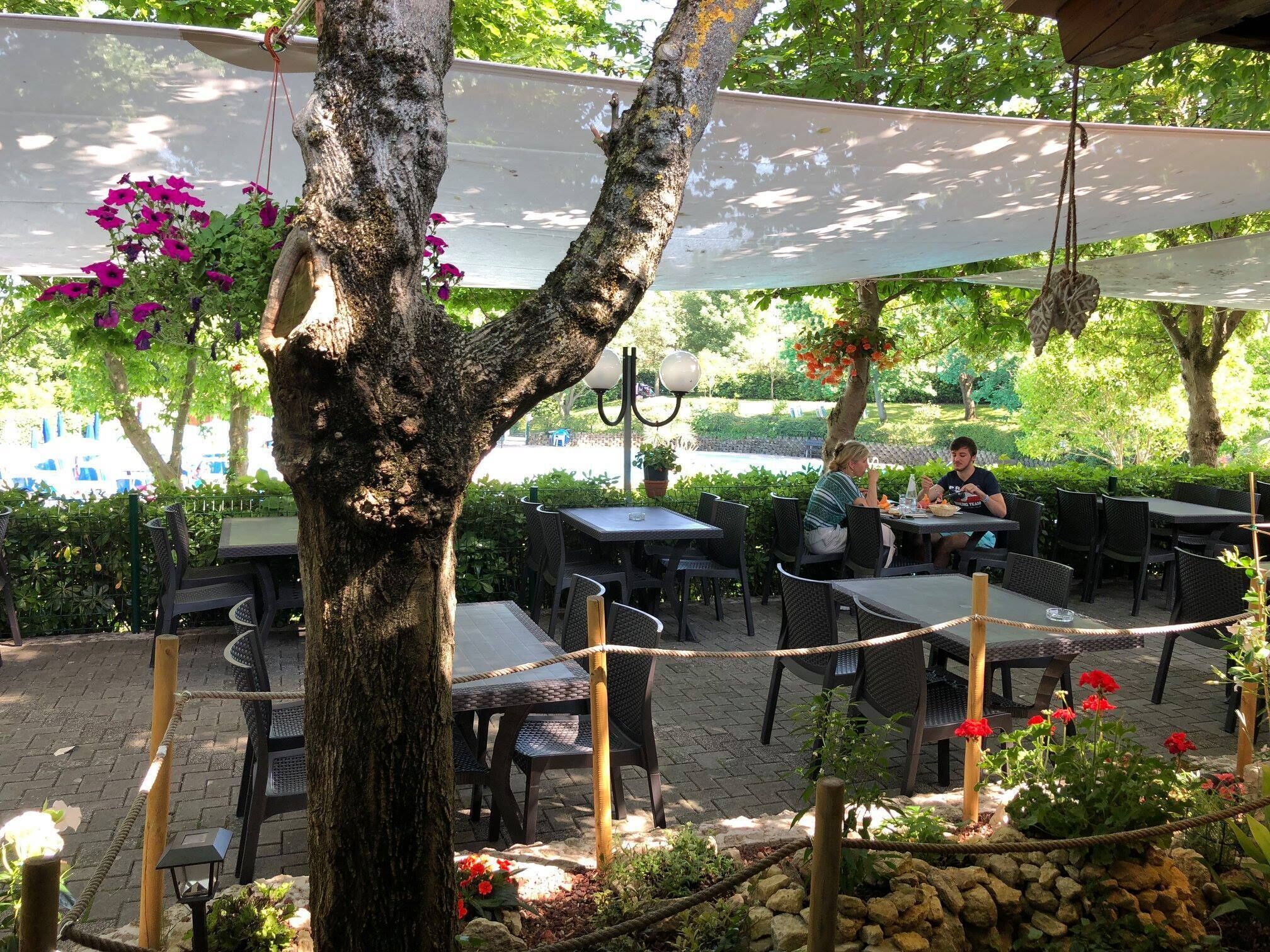 Almoços, jantares servidos, cozinha italiana, com vista para a piscina 