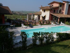 Piscina externa, funciona das 9h às 22h, espreguiçadeiras