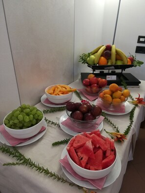 Café da manhã com buffet todos os dias (EUR 8.00 por pessoa) 