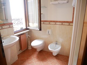 Produtos de toalete grátis, secador de cabelo, toalhas de banho 