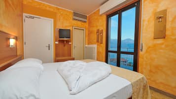 Quarto casal clássico, 1 cama de casal ou 2 camas de solteiro, sacada, vista para o lago | Roupas de cama premium, frigobar, cofres nos quartos, escrivaninha