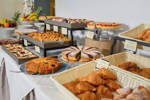 Café da manhã com buffet grátis todos os dias