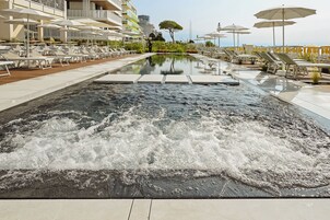 Piscina externa sazonal, guarda-sóis, espreguiçadeiras