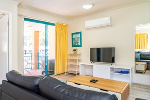 Apartamento superior, 1 quarto (2 NIGHT SPECIAL) | Área de estar | TV de tela plana, DVD player