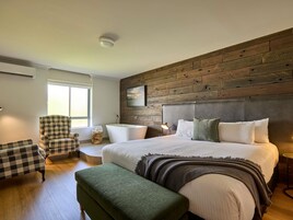 Quarto Deluxe, 1 cama king-size | Cortinas/cortinados opacos, ferro/tábua de engomar, Wi-fi grátis