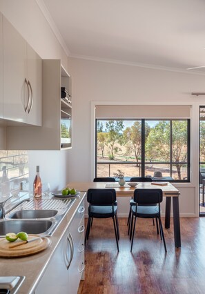 Apartamento Superior, 2 quartos, vista para a montanha | Cozinha privada | Um frigorífico/congelador grande, um micro-ondas, uma placa de cozinha 