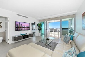 Apartamento Superior, 1 quarto (Water View) | Sala de estar | Televisor de ecrã plano de 50 polegadas com canais digitais, televisor 