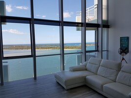 Penthouse, 3 quartos (Water Views) | Sala de estar | Televisor de ecrã plano de 50 polegadas com canais digitais, televisor 