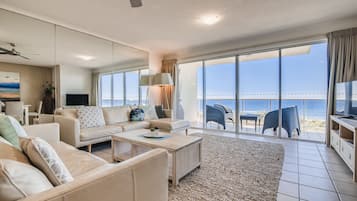 Apartamento, 2 quartos (Top Floor) | Sala de estar | Televisor, leitor de DVD