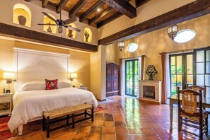 Roupas de cama premium, edredons de pluma, cofres nos quartos