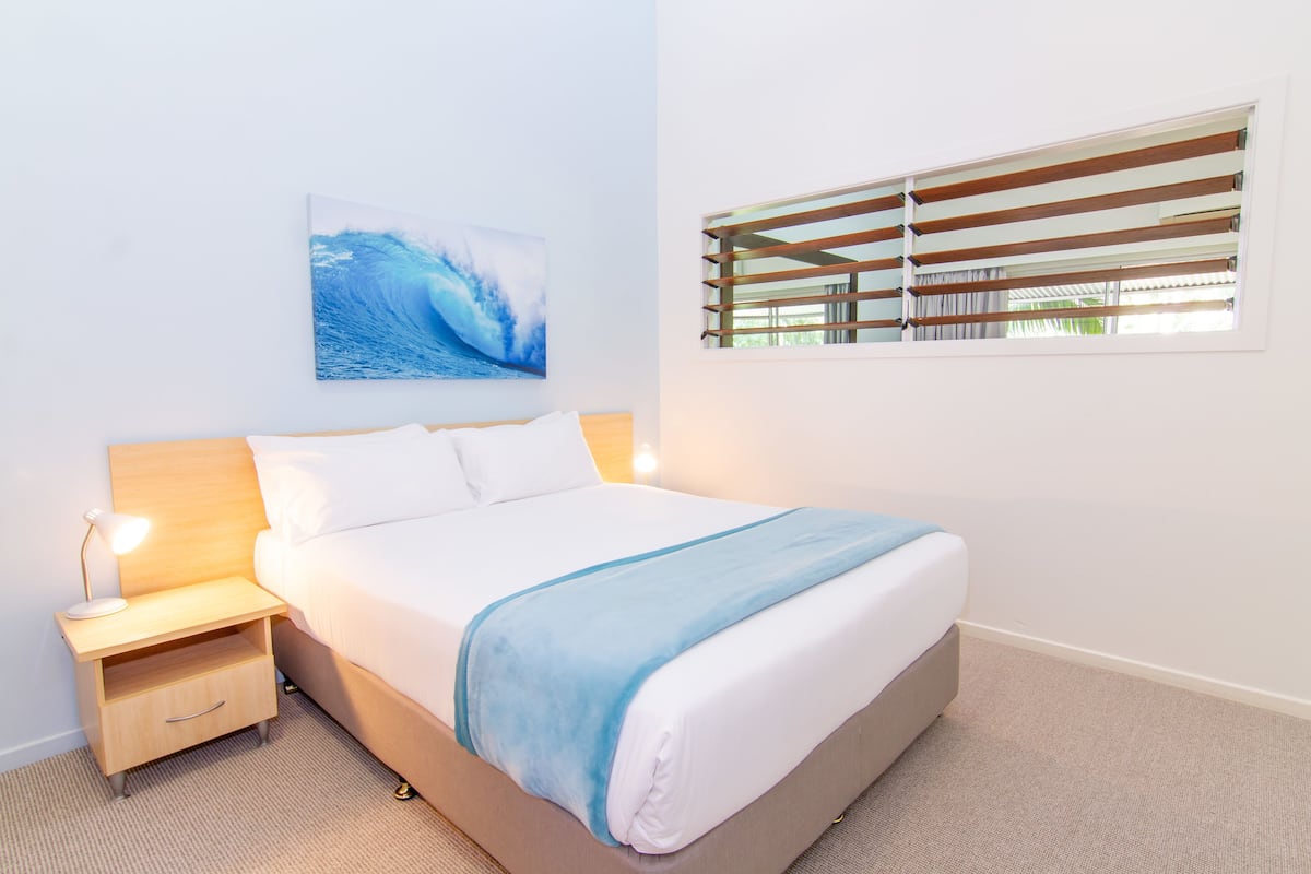Apartamento, 1 quarto (Access Apartment) | Secretária adequada para computadores portáteis, ferro/tábua de engomar