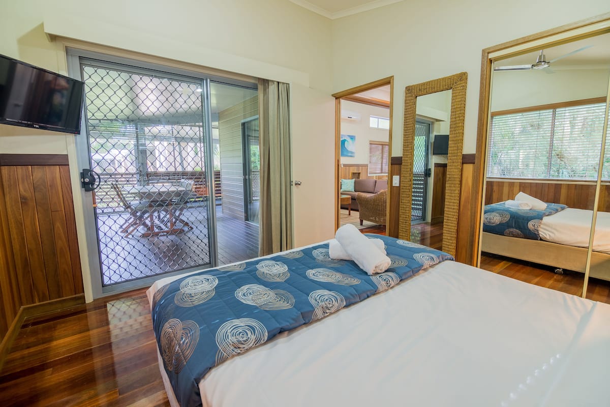 Villa, 2 quartos (Access Villa) | Secretária adequada para computadores portáteis, ferro/tábua de engomar