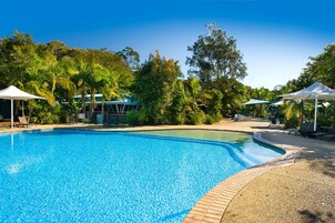2 piscinas externas, espreguiçadeiras