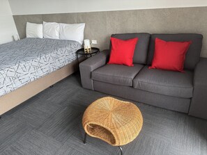 Suite Executiva | Sala de estar | Televisor de ecrã plano de 45 polegadas com canais digitais, televisor 