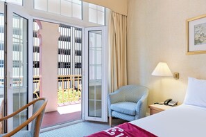 Quarto Superior, 1 cama queen-size, varanda | Secretária, Wi-fi grátis, roupa de cama fornecida 