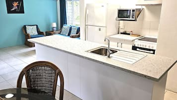 Apartamento, 2 quartos | Um frigorífico/congelador grande, um micro-ondas, um forno