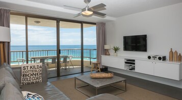 Apartamento Deluxe, 2 quartos, vista para o oceano | Sala | TV de ecrã plano, leitor de DVD 