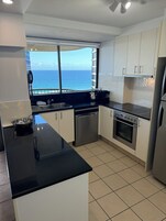 Apartamento Deluxe, 3 quartos, vista para a praia | Cozinha privada | Um frigorífico/congelador grande, um micro-ondas, uma placa de cozinha 