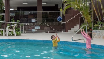 Piscina exterior, uma piscina aquecida
