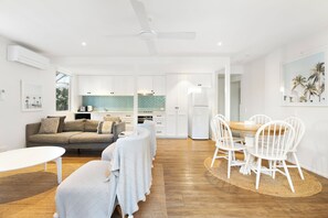 Casa Familiar | Sala de estar | Televisor de ecrã plano de 60 polegadas com canais digitais 