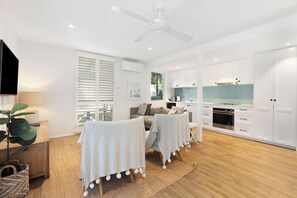 Casa Familiar | Sala de estar | Televisor de ecrã plano de 60 polegadas com canais digitais 