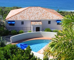 2 piscinas externas, guarda-sóis, espreguiçadeiras