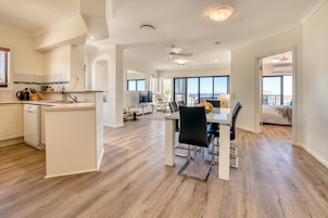 Apartamento premium, 3 quartos, vista para o oceano, de frente para o mar | Área de estar | TV 60 polegadas com canais a cabo