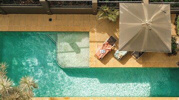 Piscina exterior, da(s) 7:00 à(s) 17:00, guarda-sóis, espreguiçadeiras 