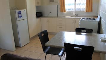 Apartamento standard, 1 quarto | Cozinha privada | Geladeira, micro-ondas, chaleira elétrica, torradeira