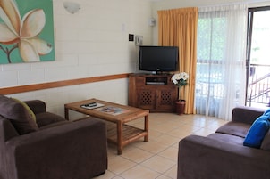 Apartamento standard, 1 quarto | Área de estar | TV de tela plana 32 polegadas com canais digitais, TV