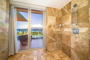 Suíte premier, 3 quartos, sacada, vista para o oceano (Konea 701, 3Bath) | Banheiro | Produtos de toalete grátis, secador de cabelo, toalhas de banho 