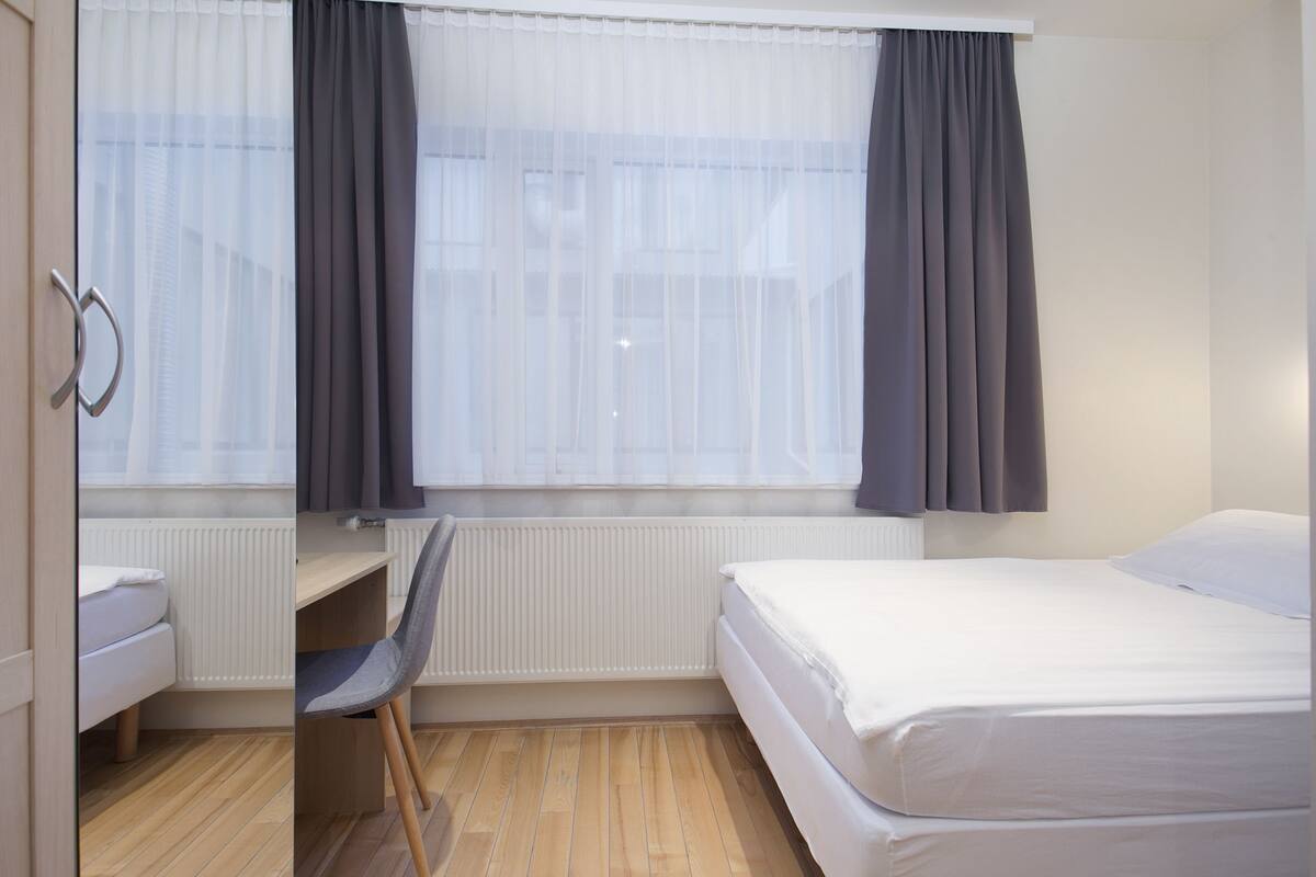 Quarto casal econômico | Cortinas blackout, Wi-Fi de cortesia, roupa de cama