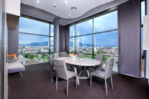 Apartamento presidencial, 1 quarto, 2 banheiros | Área de estar | TV de tela plana 24 polegadas com canais a cabo, TV