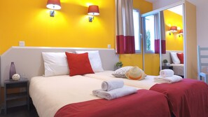 Cortinas/cortinados opacos, Wi-fi grátis, roupa de cama fornecida 