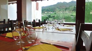 Almoços e jantares servidos, incluindo cozinha francesa 