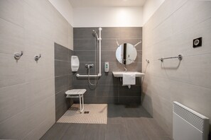 Apartamento, 1 quarto, acessível (4 Pers) | Casa de banho | Um polibã, toalhas fornecidas 