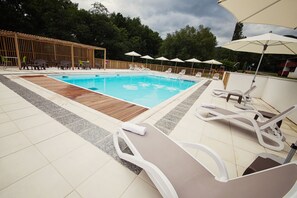 Piscina externa, espreguiçadeiras