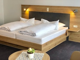 Roupas de cama premium, escrivaninha, cortinas blackout