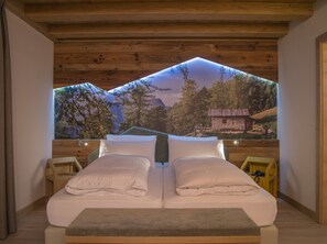 Roupas de cama antialérgicas, cofres nos quartos, escrivaninha