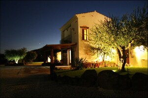 Fachada do alojamento (tarde/noite)