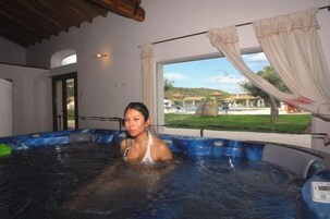 Banheira de hidromassagem interior