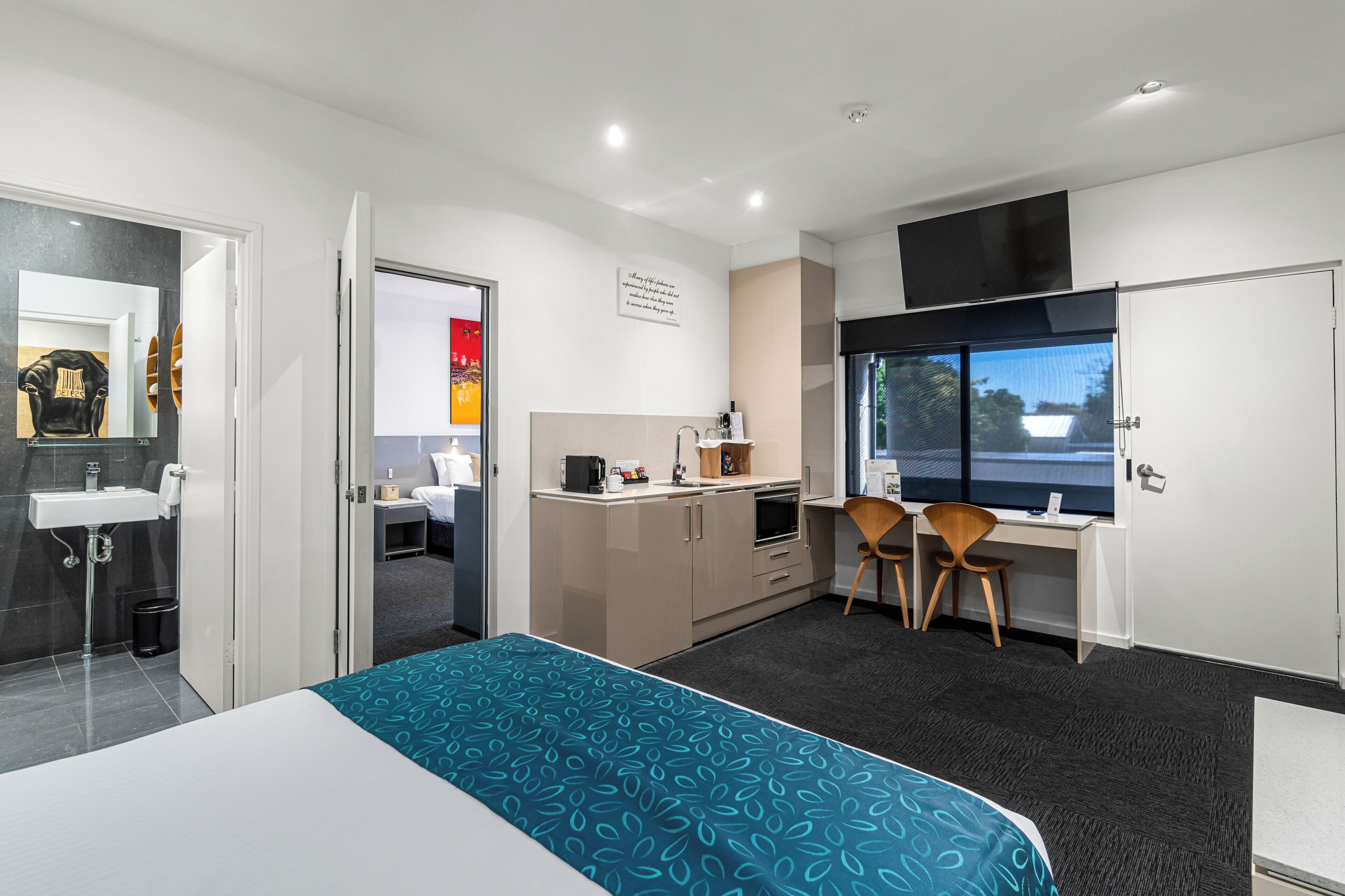 Uma máquina de lavar louça, uma máquina de café expresso 