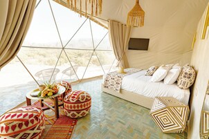 Tenda Deluxe | Roupa hipoalergénica, minibar, com decoração personalizada 