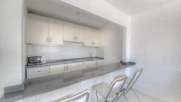 Apartamento, 1 quarto, sacada | Cozinha privada | Geladeira, micro-ondas, cooktop, cafeteira/chaleira