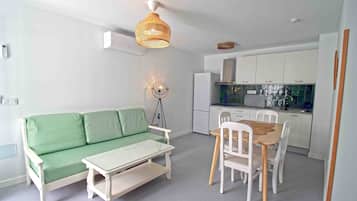Apartamento Comfort, 2 quartos, terraço | Cozinha privada | Um frigorífico, um micro-ondas, uma placa de cozinha